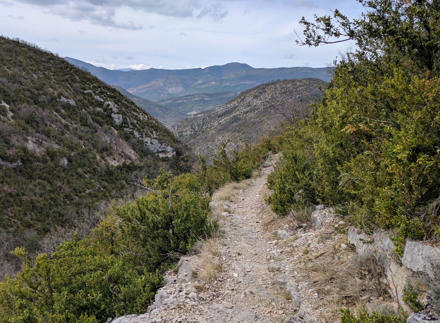 ORPIERRE - Le Rocher Saint-Michel - Chemins des Parcs